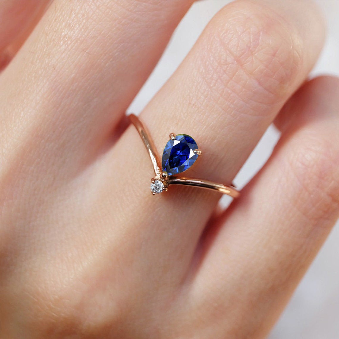 Anillo de zafiro azul pera anillo de compromiso de zafiro | Etsy