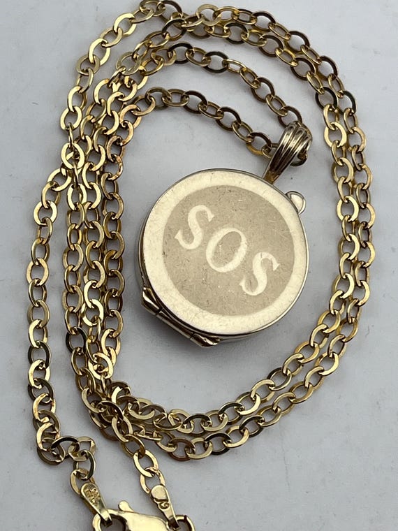 SOS 9ct gold hallmarked heavy locket pendant as new - Gem