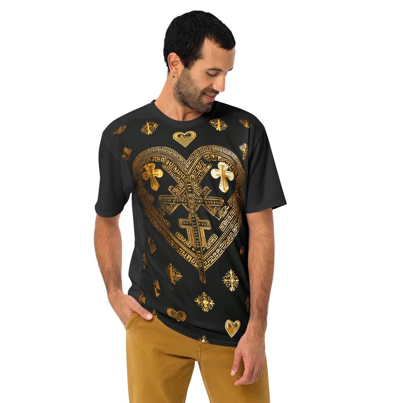 Golden Heart of Camelot - Men's T-shirt, Medieval Design, Knights, Coat ...