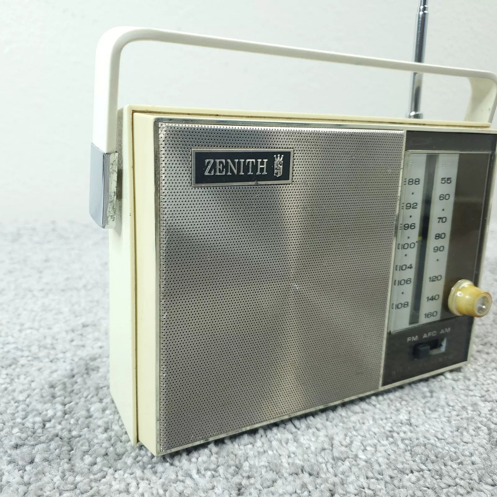 Zenith Royal Transistor Radio AM/FM 1960's Portable Vintage White ...