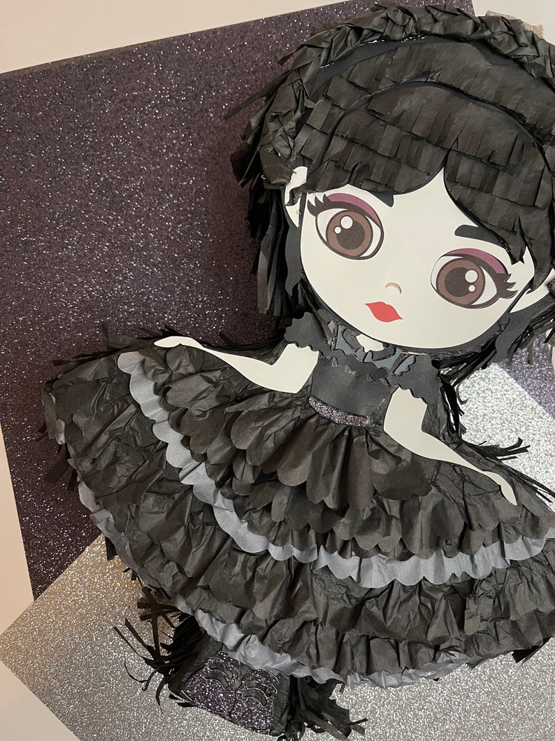 Wednesday piñata - Etsy España