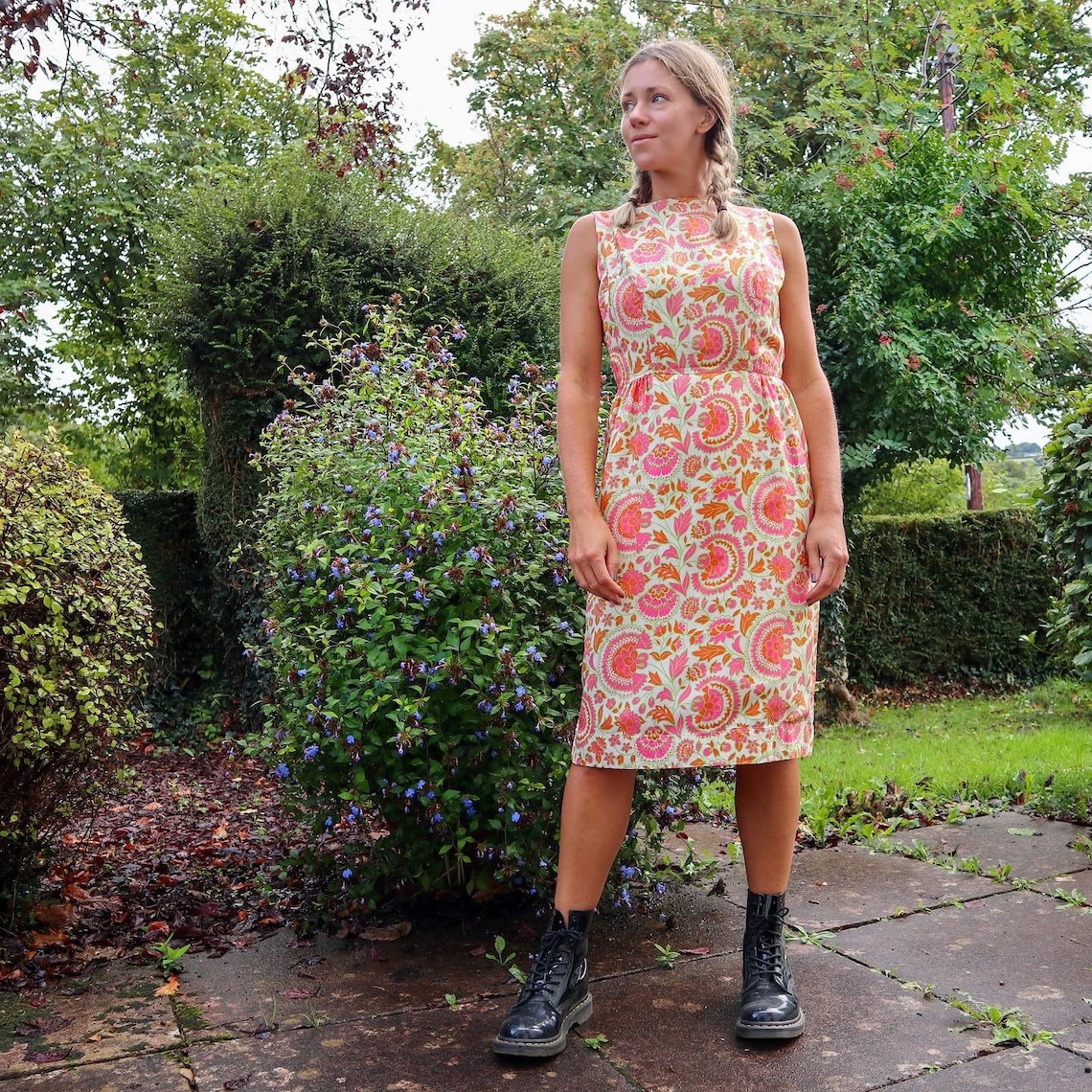 Vintage 1950s/60s Fitted Shift Dress. With V Back and Bow Detail ...