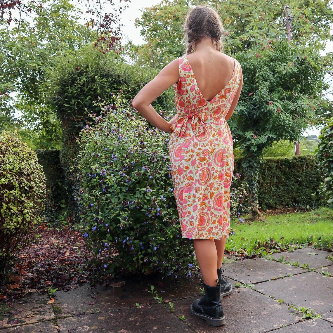 Vintage 1950s/60s Fitted Shift Dress. With V Back and Bow Detail ...