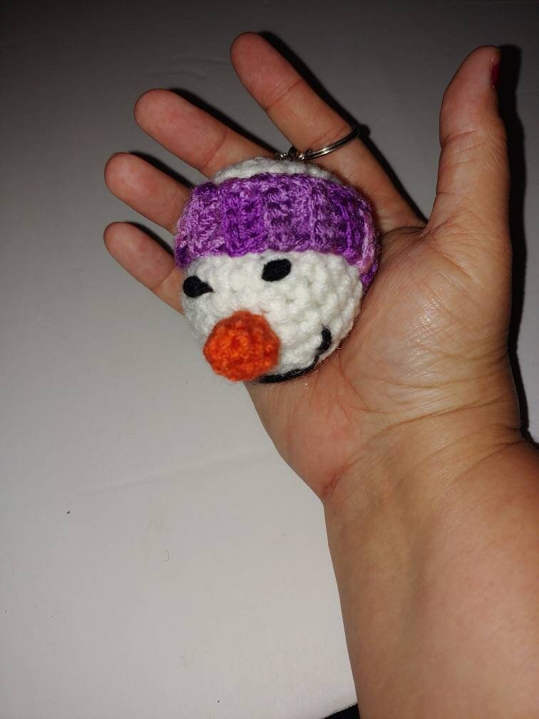Crochet Keychain. Pompom keychain. Snowman keychain. Snowball - Etsy.de