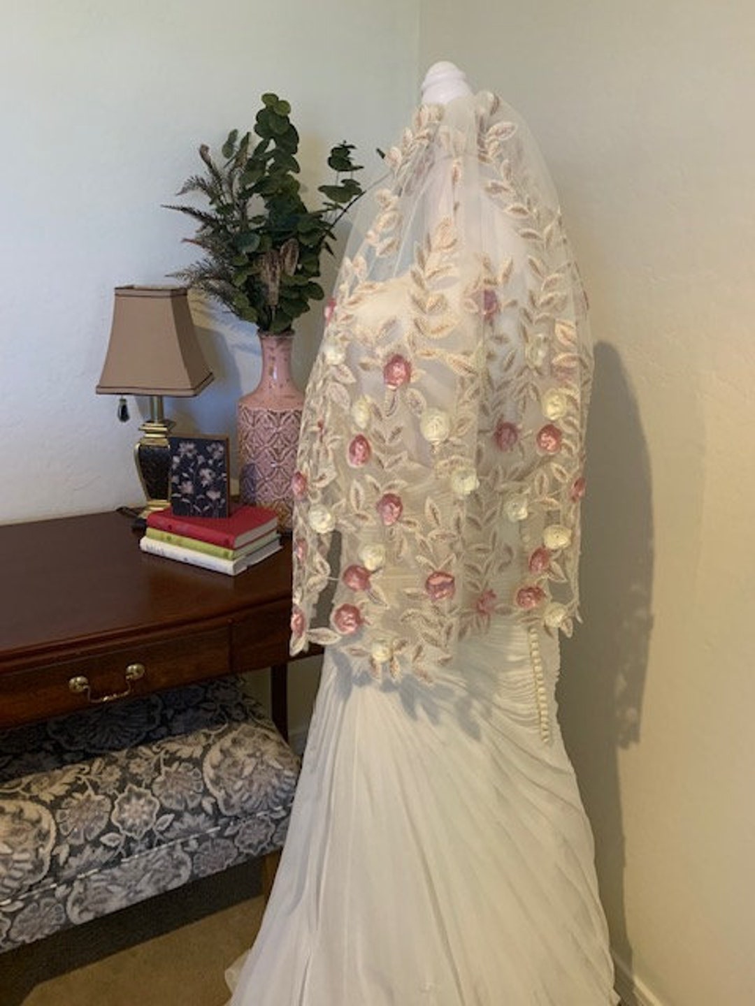 Ethereal Roses: the Enchanted Bridal Veil - Etsy