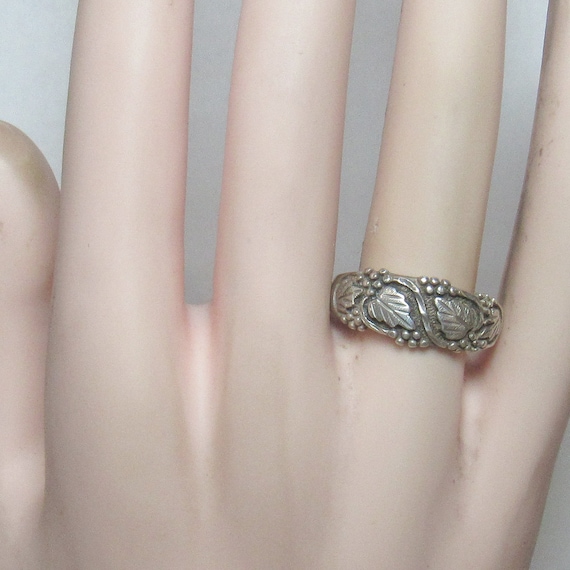 Sterling Silver Detailed Leaf And Berry Design Ring V… - Gem