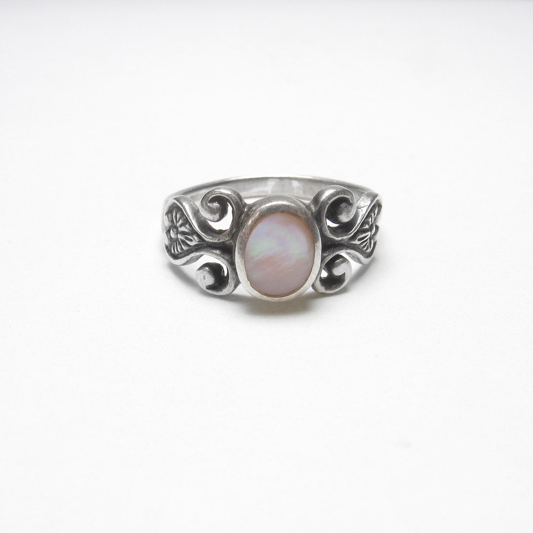 MARSALA Sterling Silver 0.50 Ct Pink Oval Mother of Pearl Solitaire ...