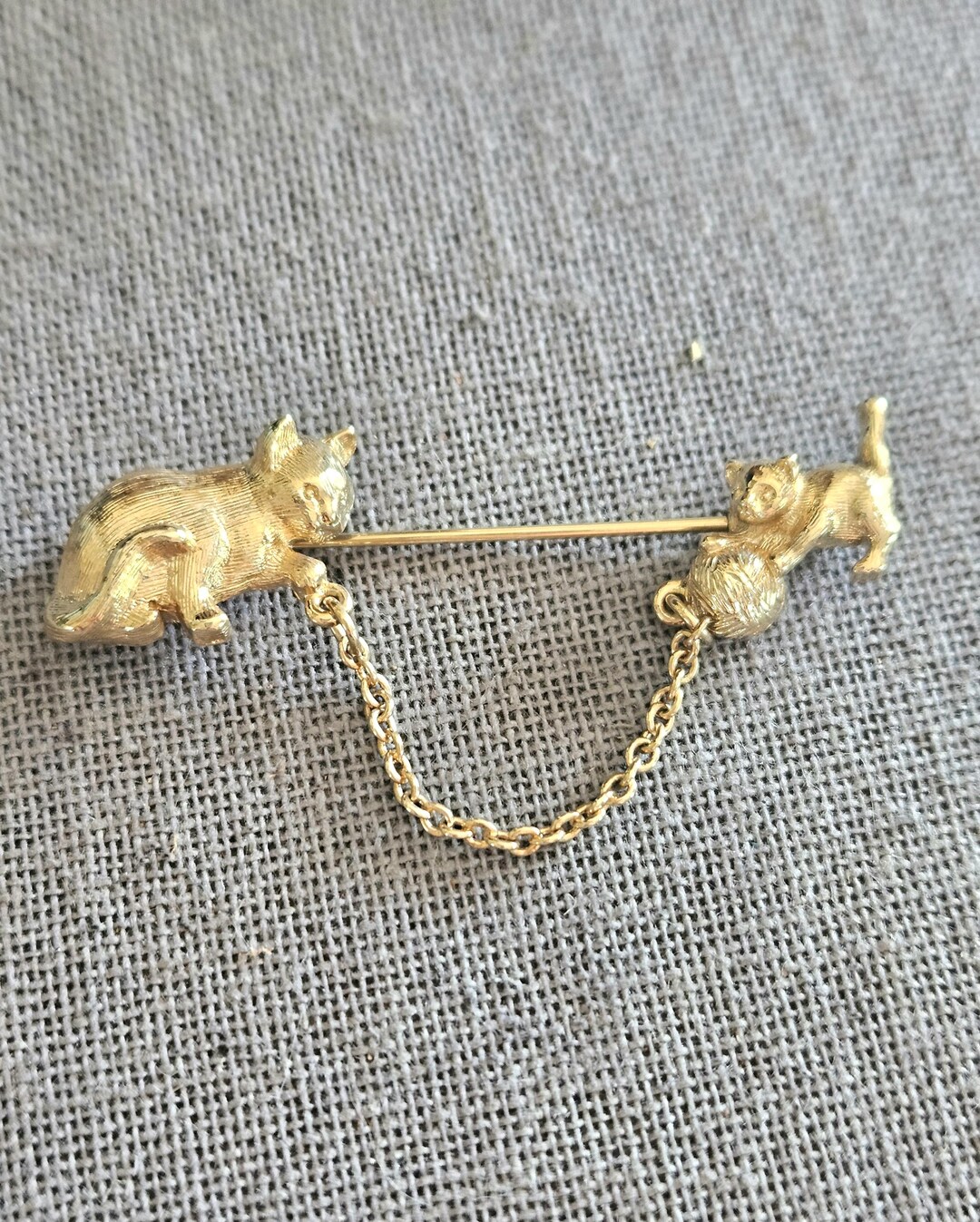 Vintage 80s Avon Cats With Yarn Gold Tone Brooch Pin Retro Classic EUC ...