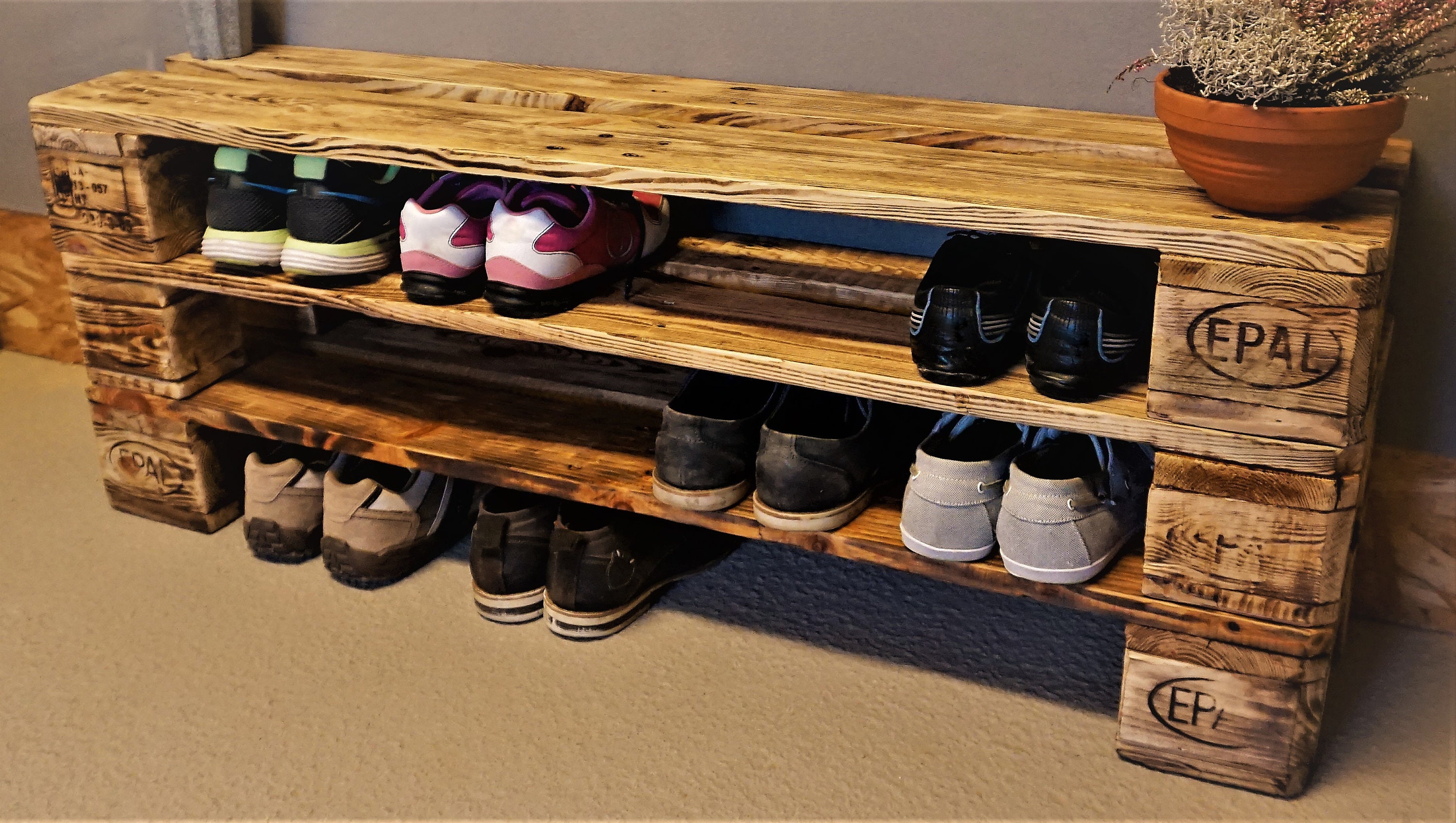 Erstaunlich Selbstgebautes Schuhregal Aus Paletten Fotos