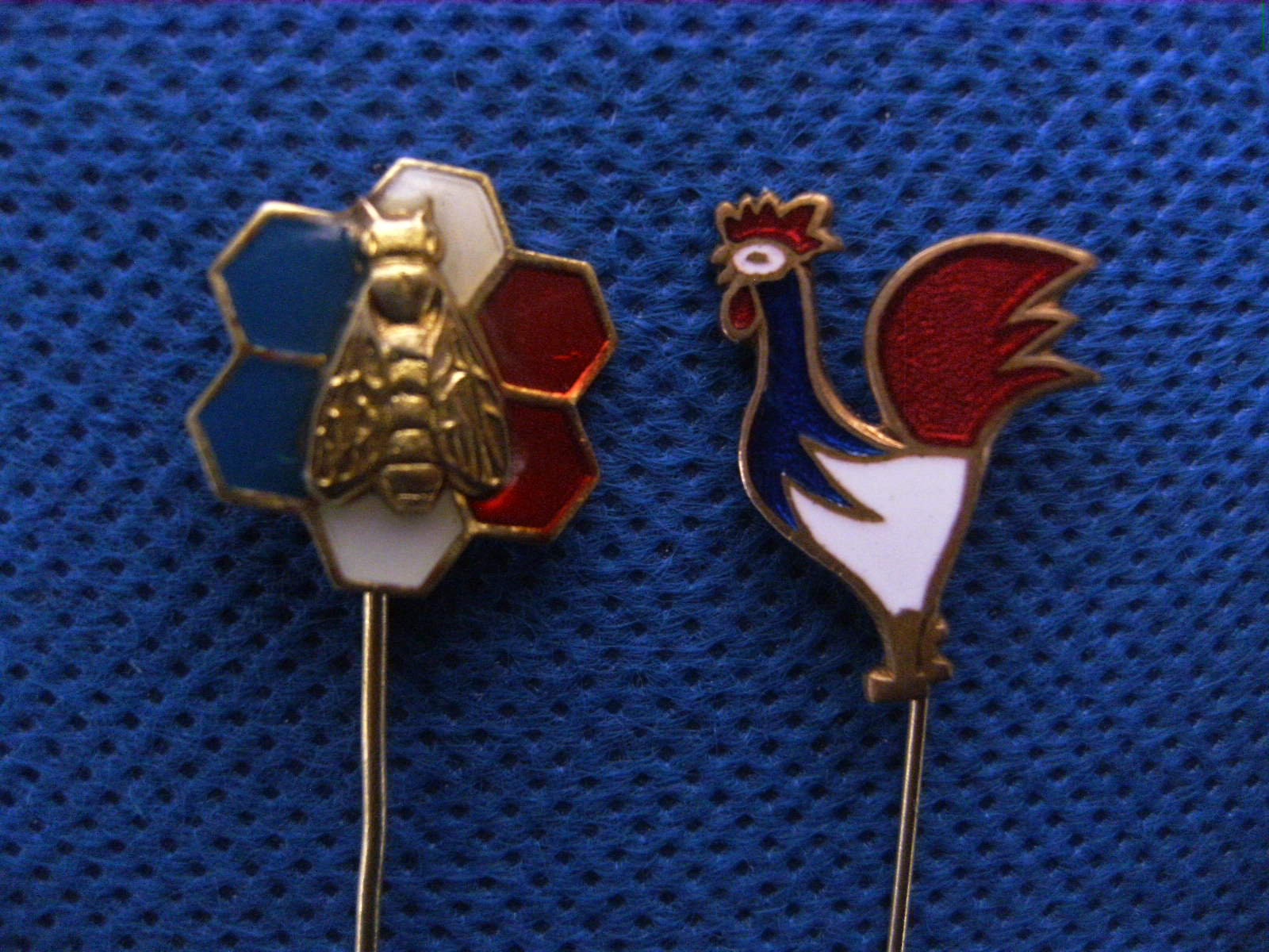 Bee and Rooster - Vintage Pin Badges - Etsy
