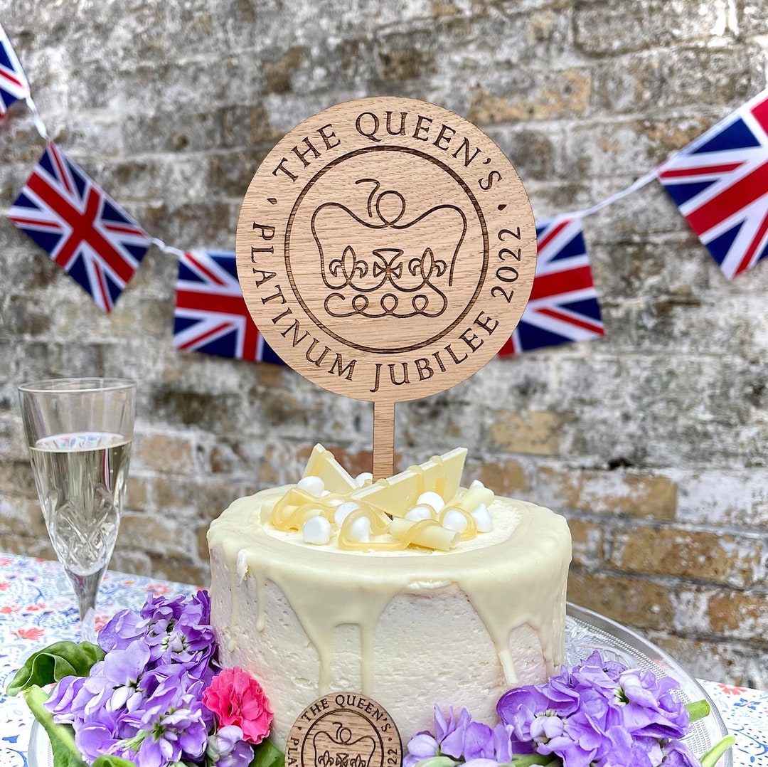 Queen's Platinum Jubilee Wooden Cake Topper | Party Decoration ...