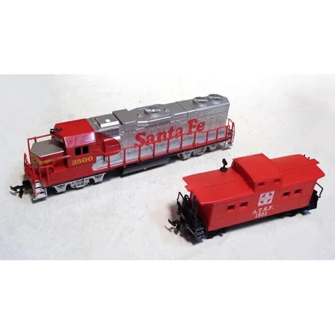 Deluxe Locomotive HO Train Santa Fe Loco AND Caboose GP 38 8663 Life ...