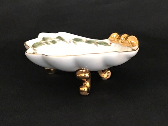 Regal porcelain footed bayeux shell shape dish - Gem