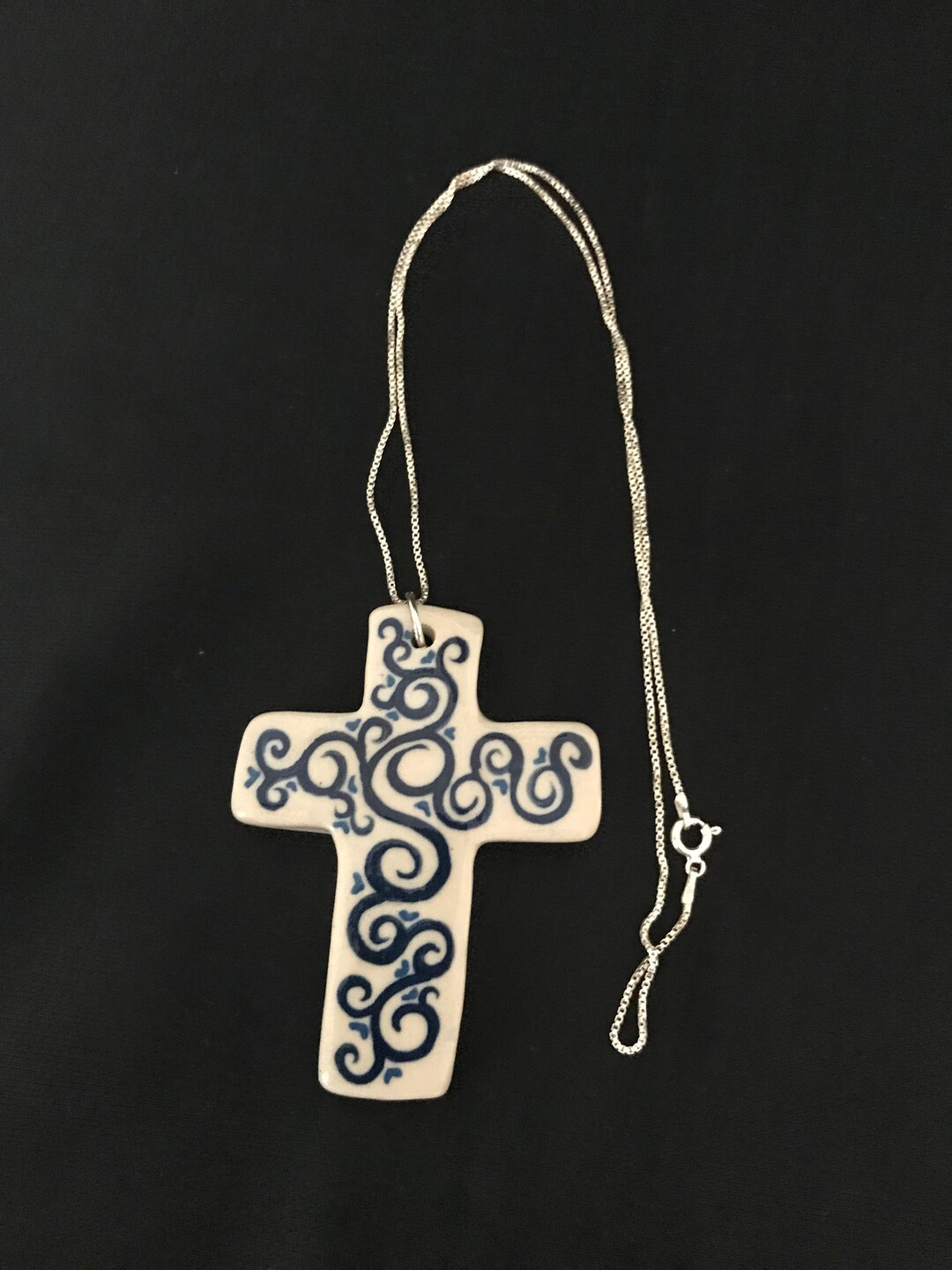 Pendentif croix en céramique sur chaîne de boîte en argent sterling ...
