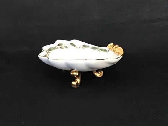 Regal porcelain footed bayeux shell shape dish - Gem