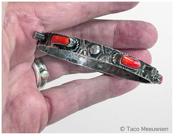 Very rare, silver and red coral bangle of the Ouled N… - Gem
