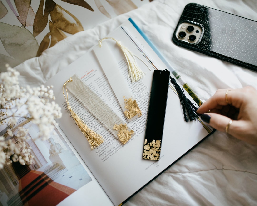 Gold Flakes Resin Bookmark | Cute Bookmark | Book Lovers | Gift for Her ...