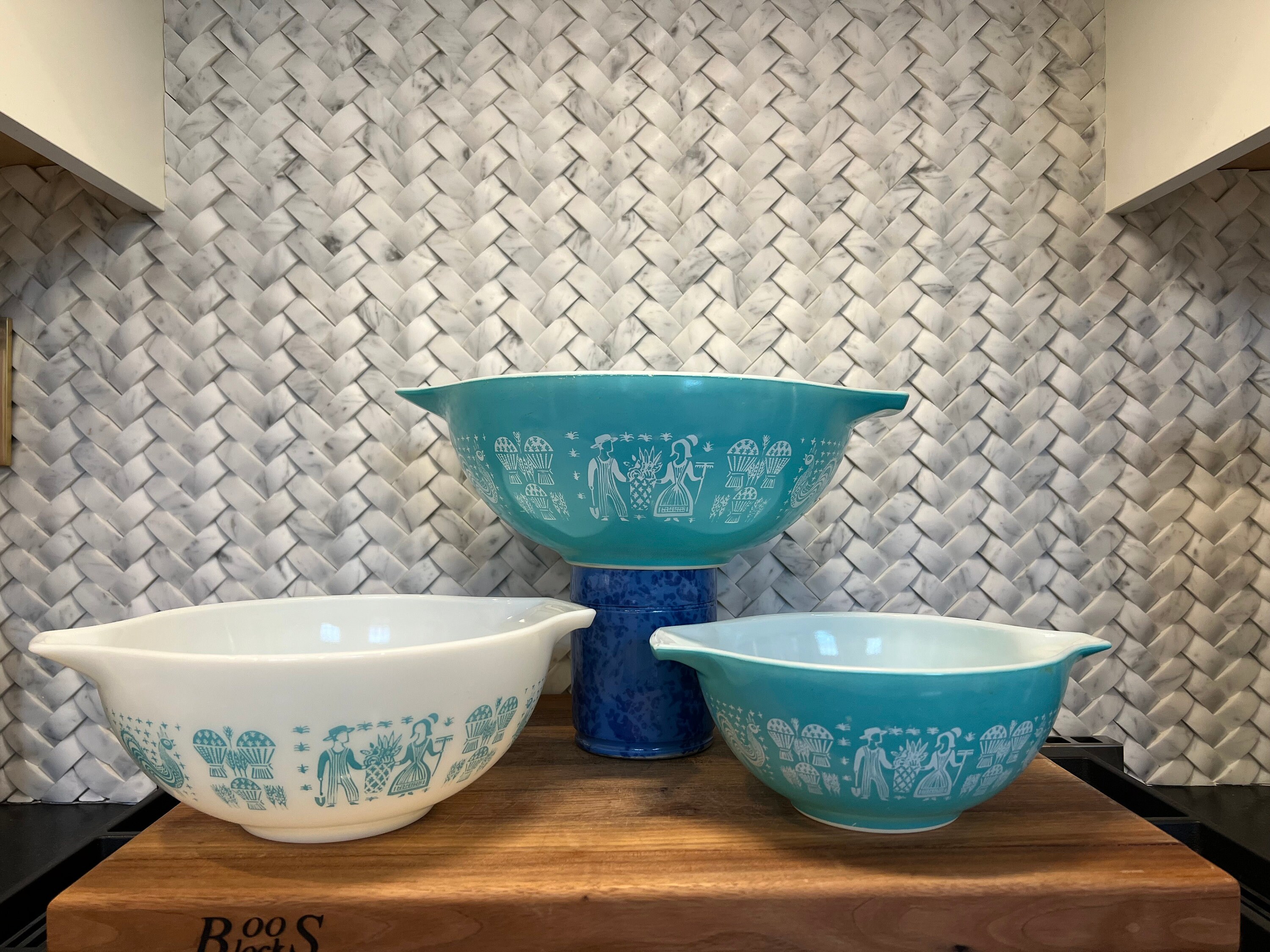 Vintage 1960s Pyrex Turquoise & White Amish Butterprint Cinderella ...