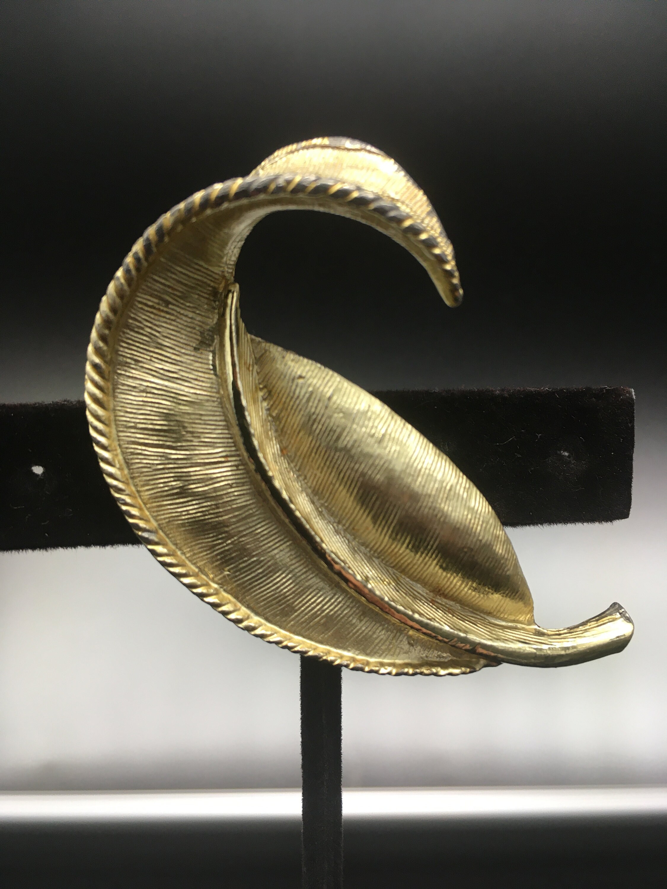 Vintage, Unmarked, Gold-tone Metal, Textured Curled Leaf, Brooch - Etsy