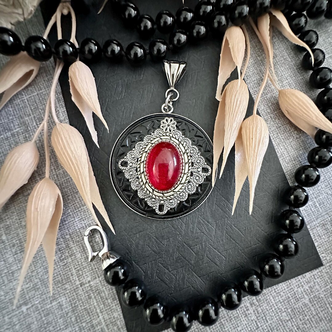 Red and Black Victorian Vintage Handmade Pendant/australian Seller ...