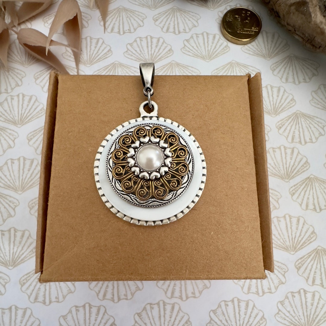 SHELL White Round Pendant/vintage Style Handcrafted Pendant/bohemian ...