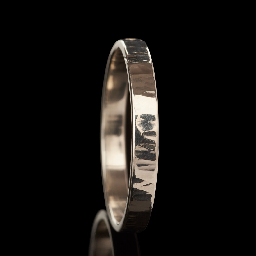 Anillo de plata con motivo “rasgos” de Nathan Walker - Etsy España