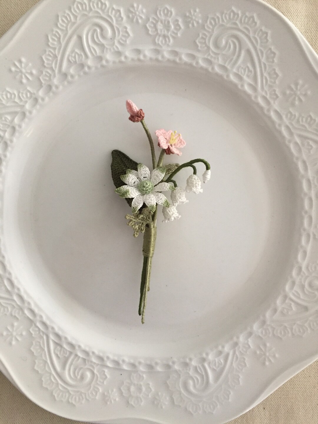 Broche fleurs blanches au crochet, boutonnière de fleurs de mariage ...