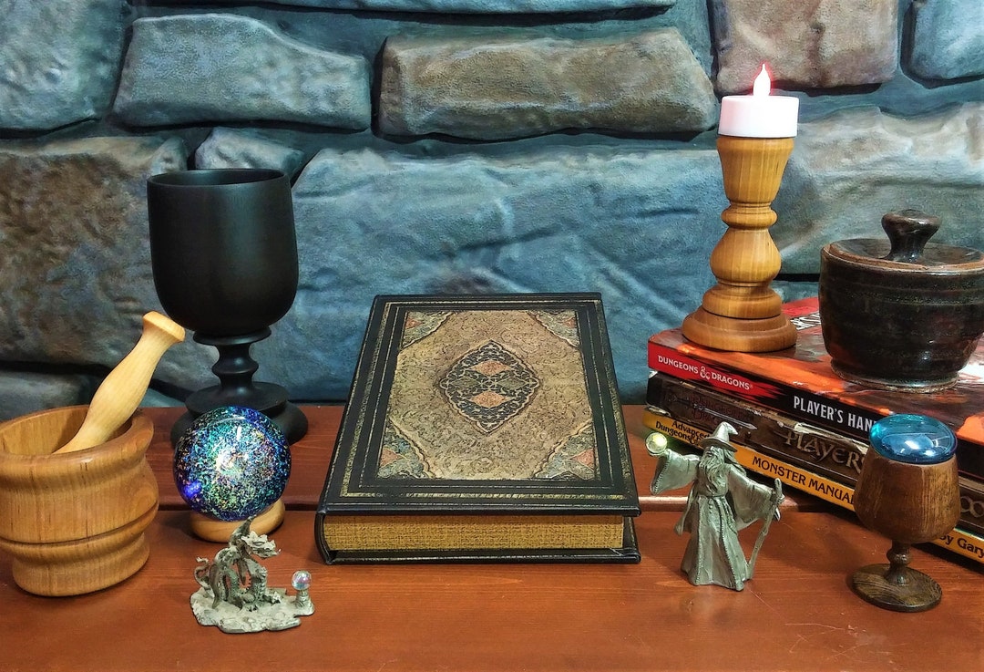 Hollow Book Dice Box With 1 Set of 7 Dice: for Dungeons and Dragons ...