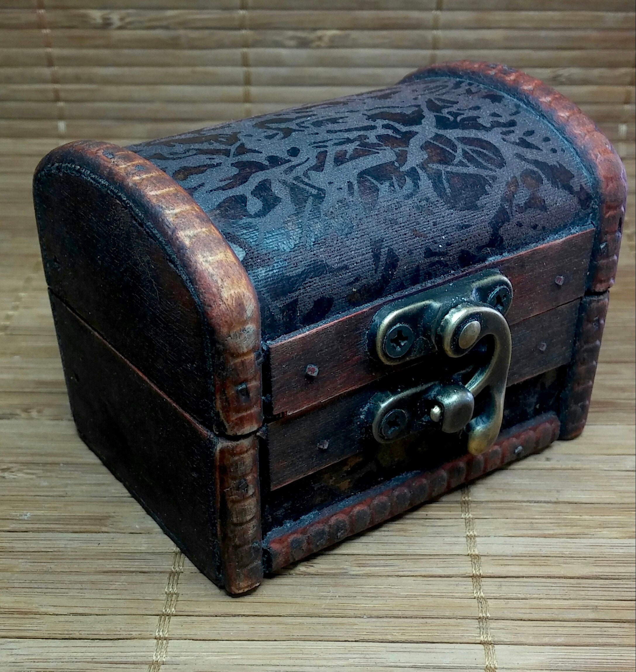 Dungeons and Dragons Dice Set, Treasure Chest With Velvet Bag - Etsy
