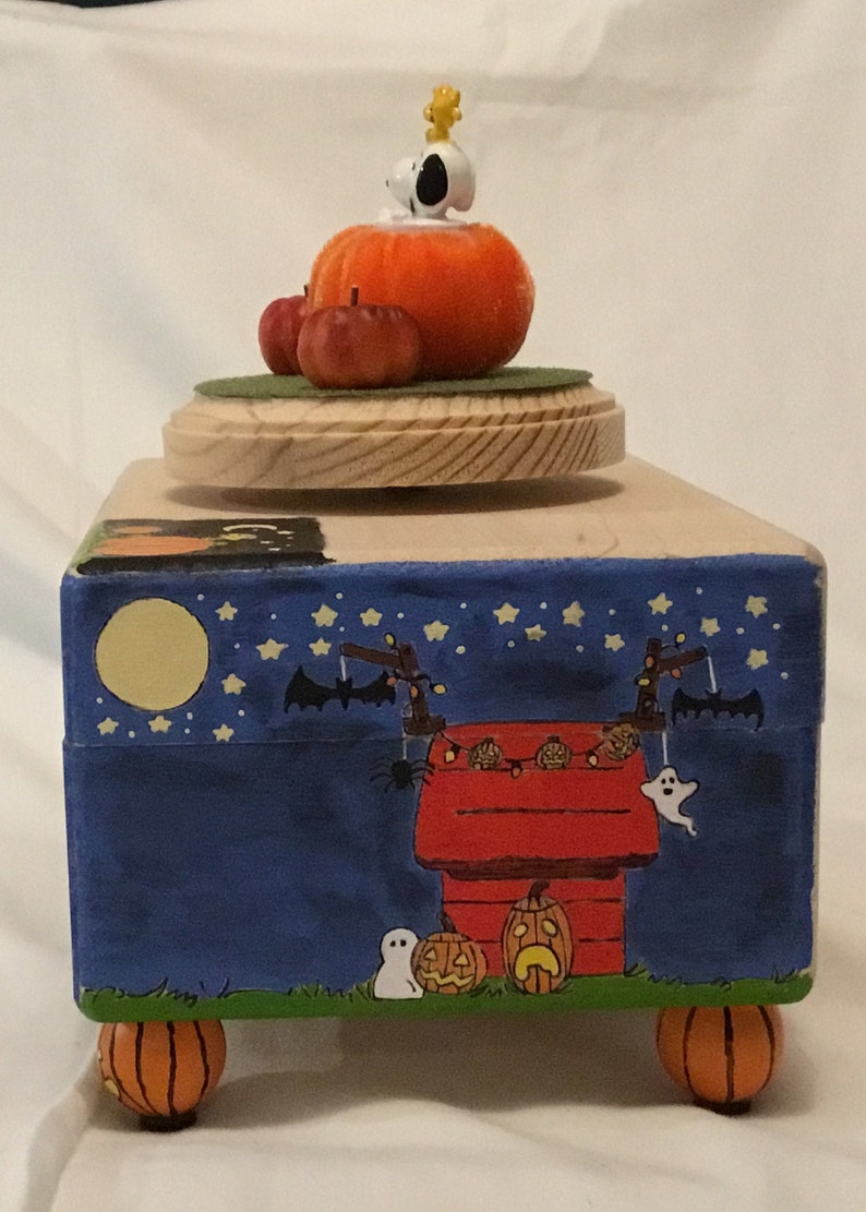 Peanuts Halloween Music Box - Etsy