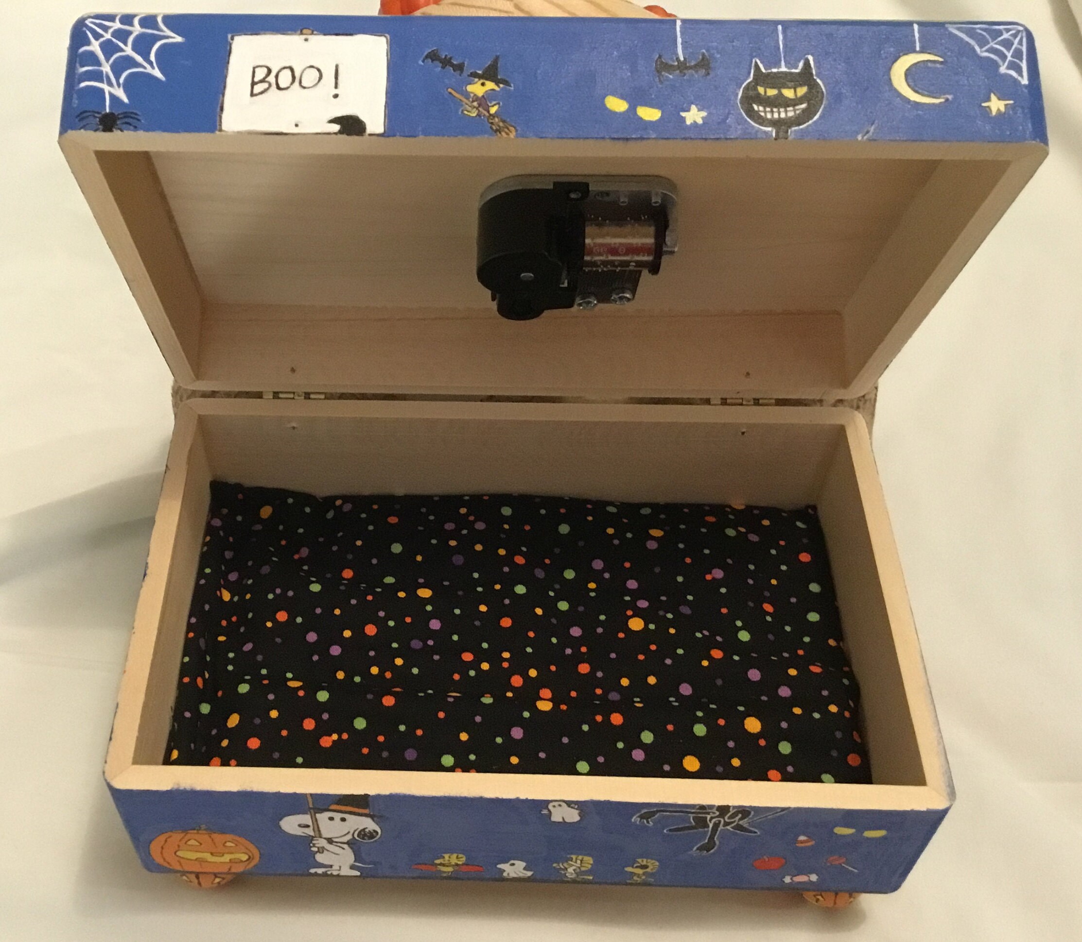 Peanuts Halloween Music Box - Etsy