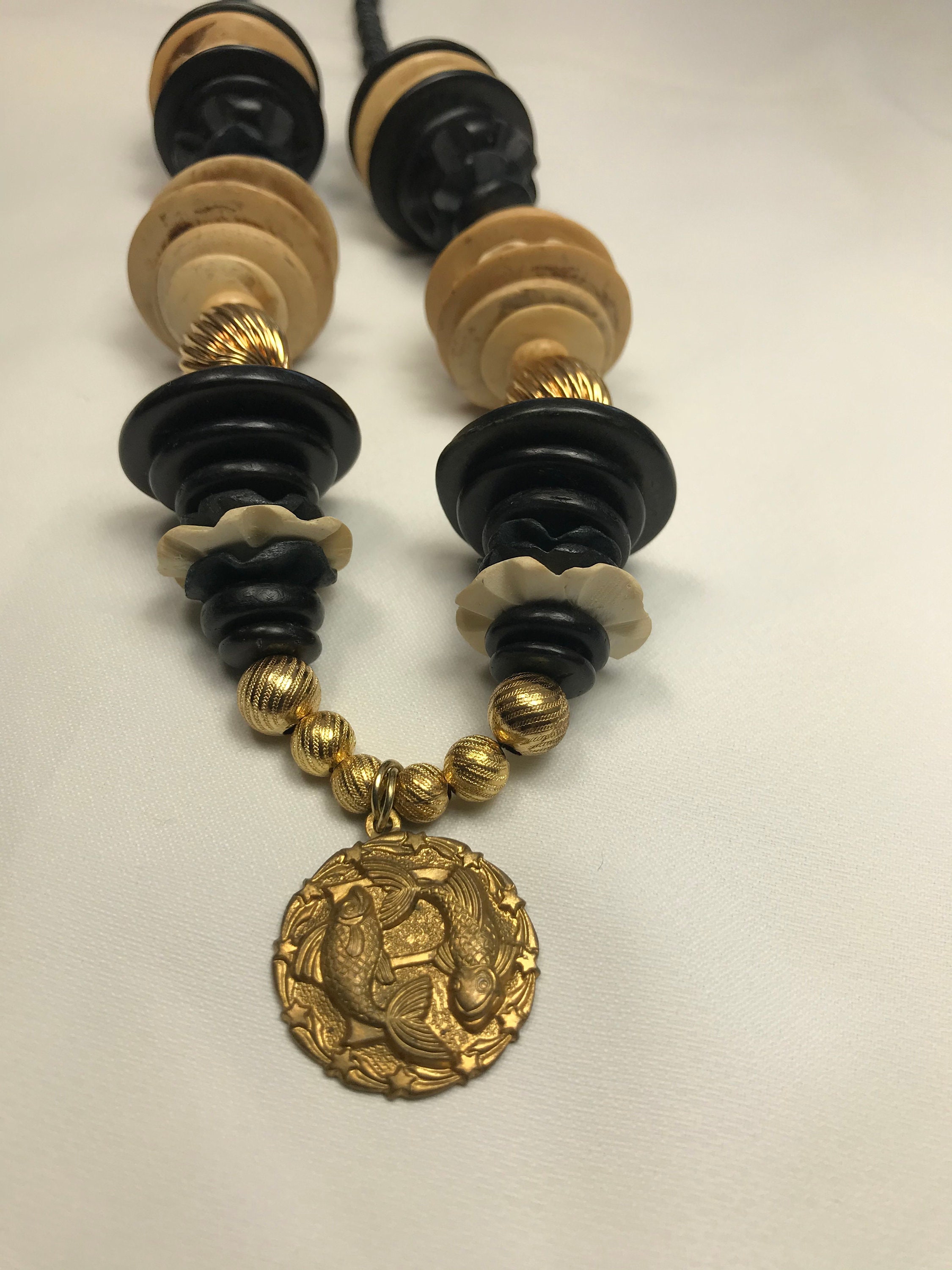 Collar de madera de coco con colgante Piscis - Etsy España