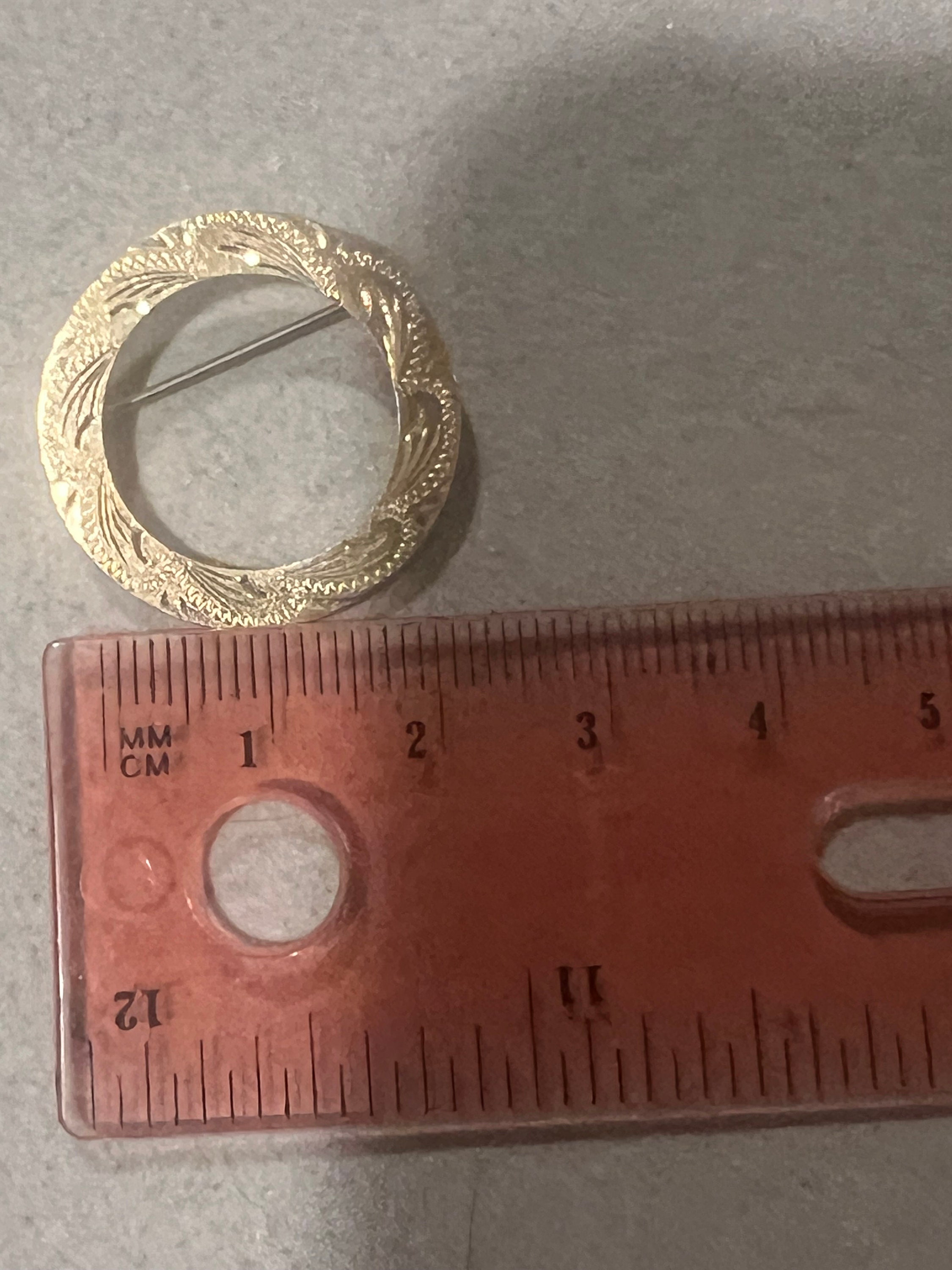 Vintage 14k Gold Round Engraved Circle Brooch/pin - Etsy