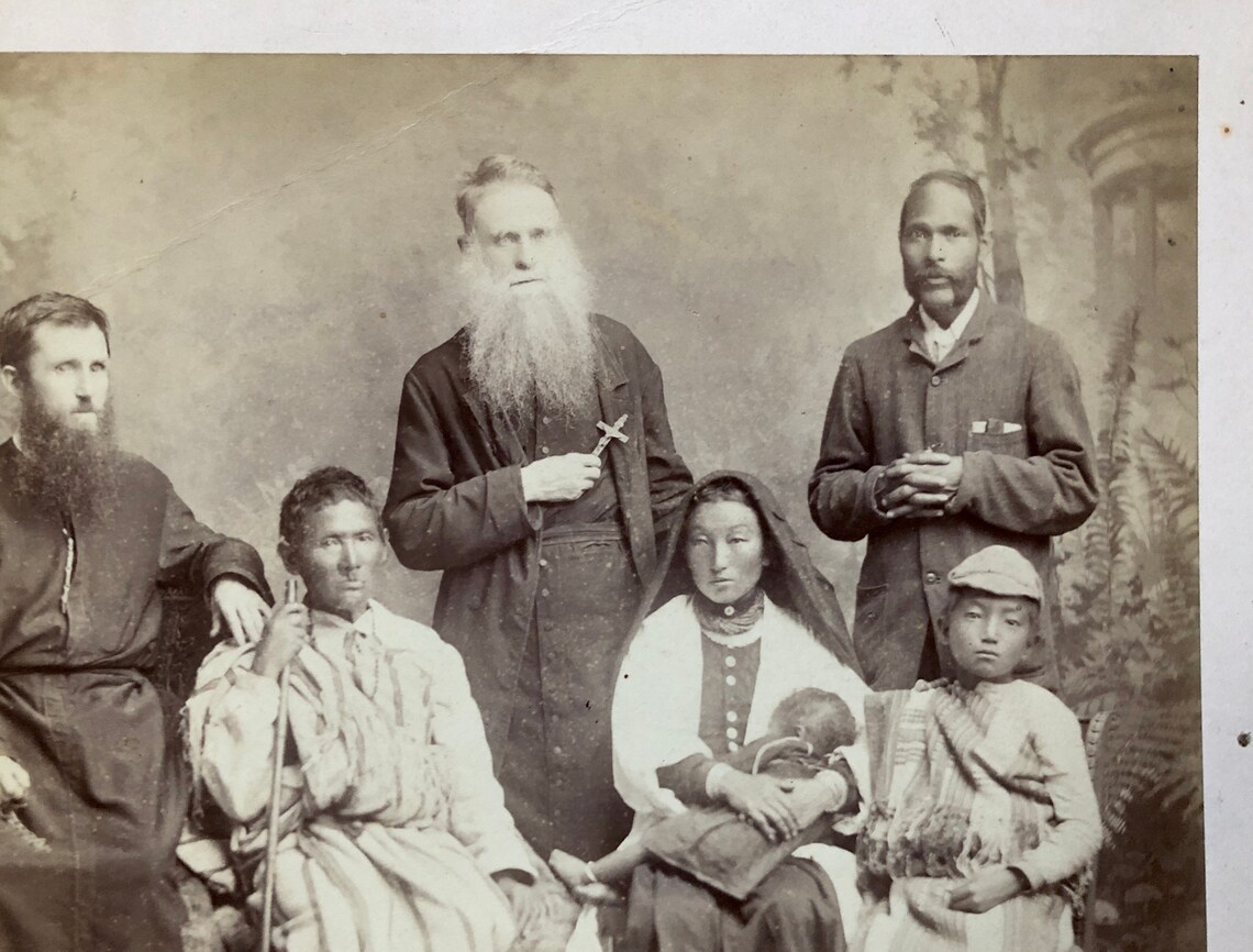 Missionarissen Pere Henri Depelchin en stammen. Gefotografeerd door ...