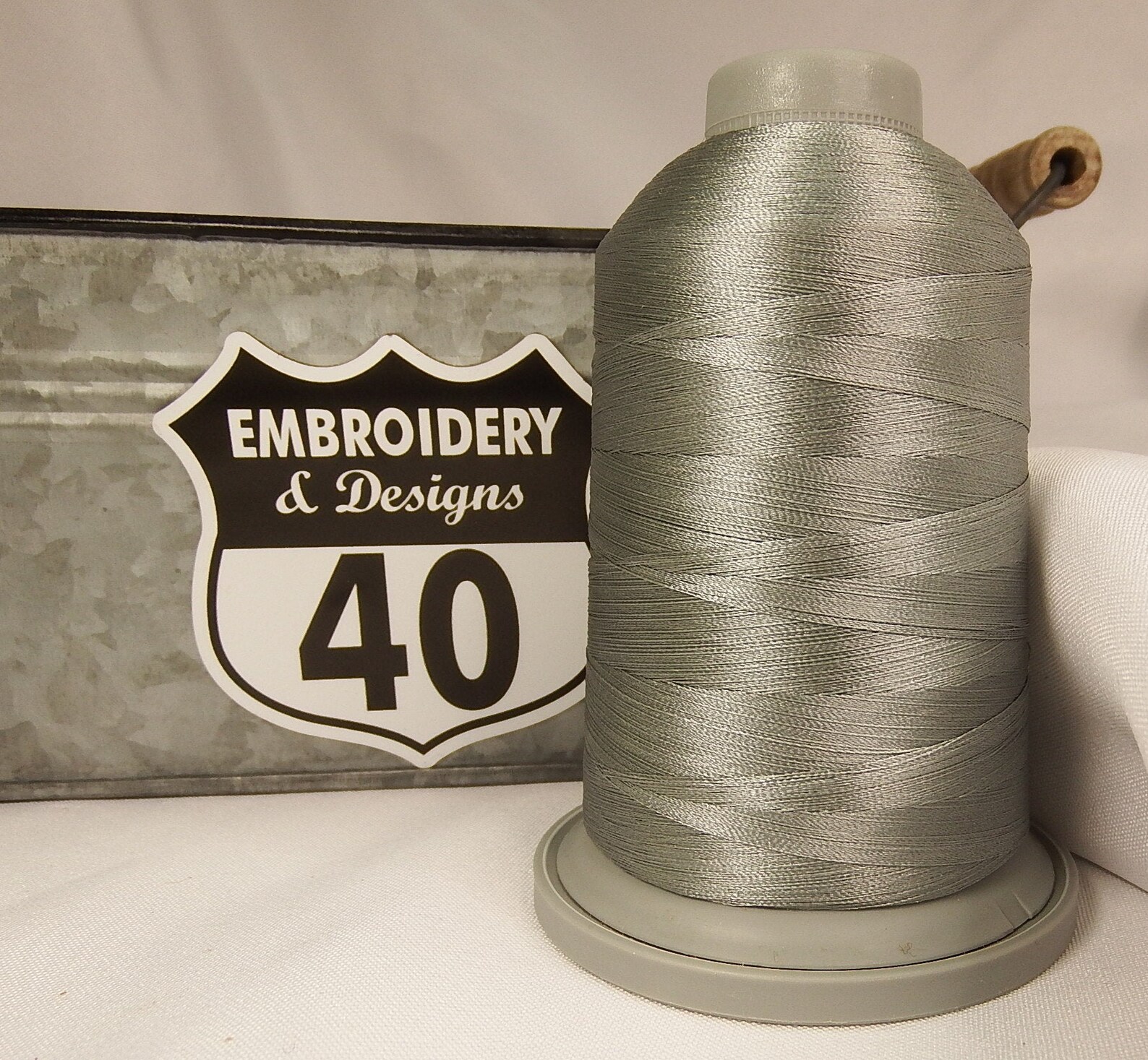 SILVER EMBROIDERY Thread Glide Polyester 5500 Yards, 40 Wt. King Large ...