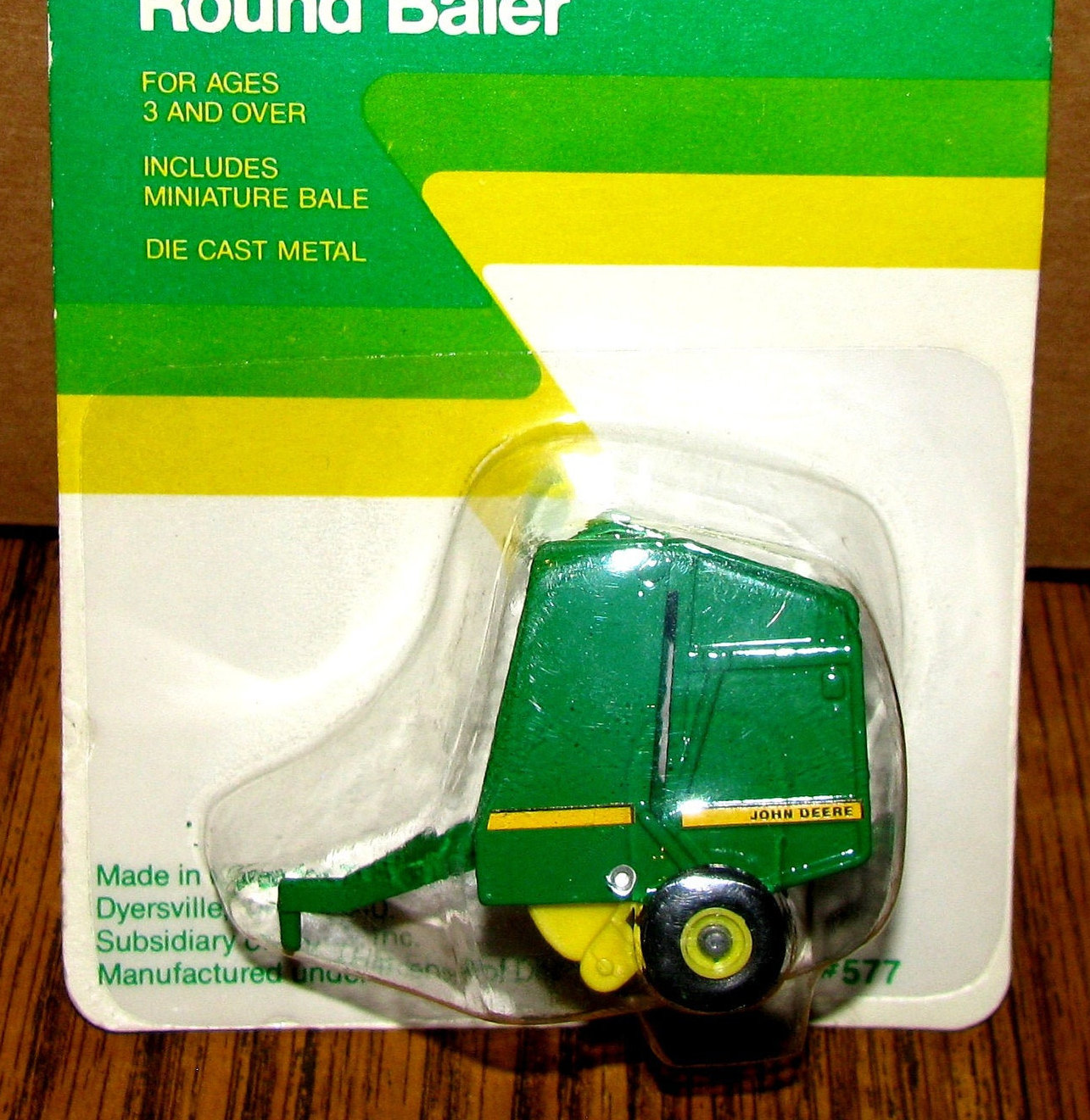 John Deere 535 Round Hay Baler & Bale 1/64 ERTL Toy #577 Farm Implement ...