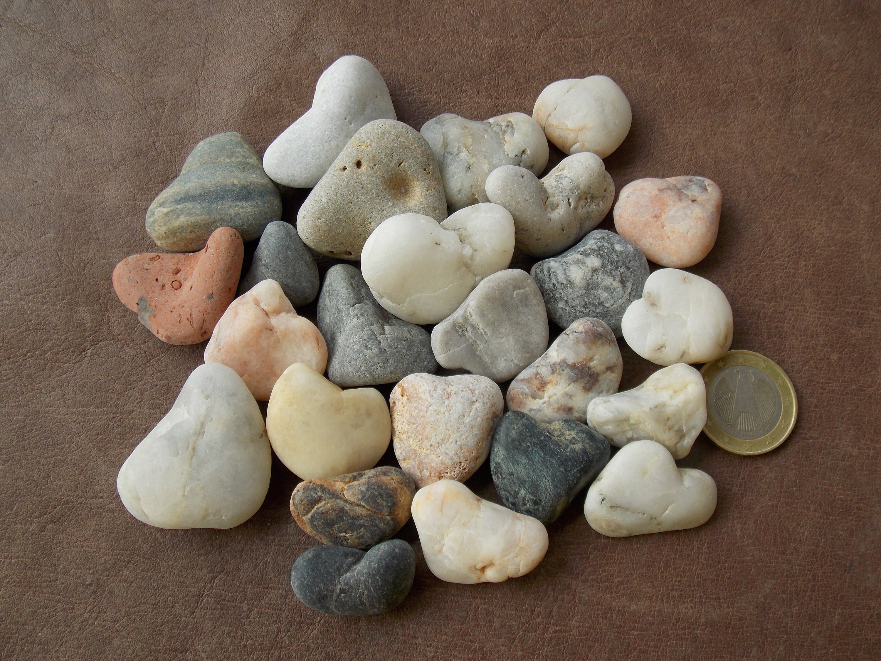 25 Small natural heart shaped beach stones for pebble art | Etsy