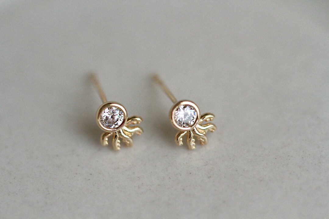 14k mini medusa océano oro sólido pendiente stud Dainty minimalista ...