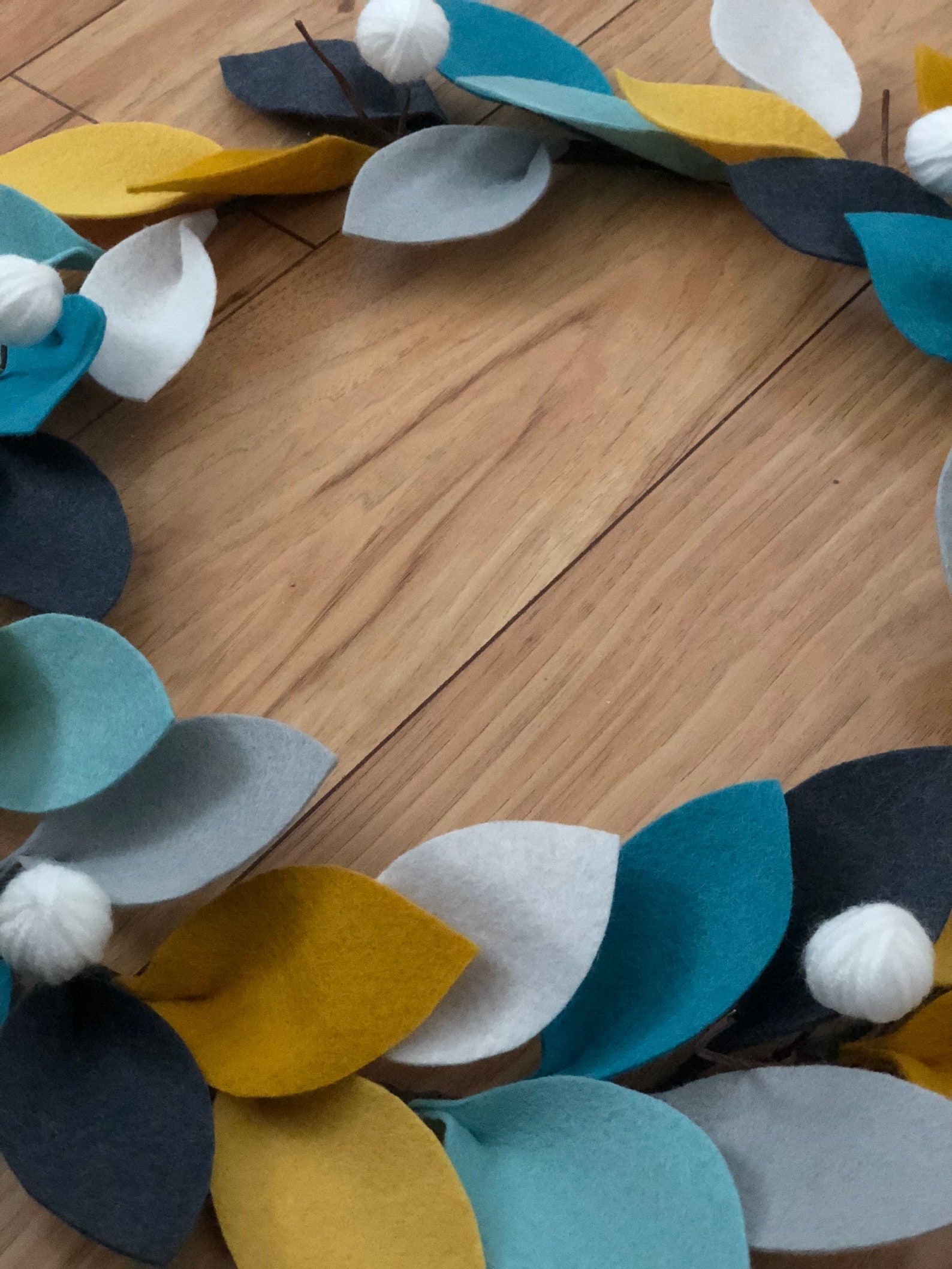 Farmhouse Contemporary Modern Felt and Yarn Ball Wreath #feltwreath - Etsy