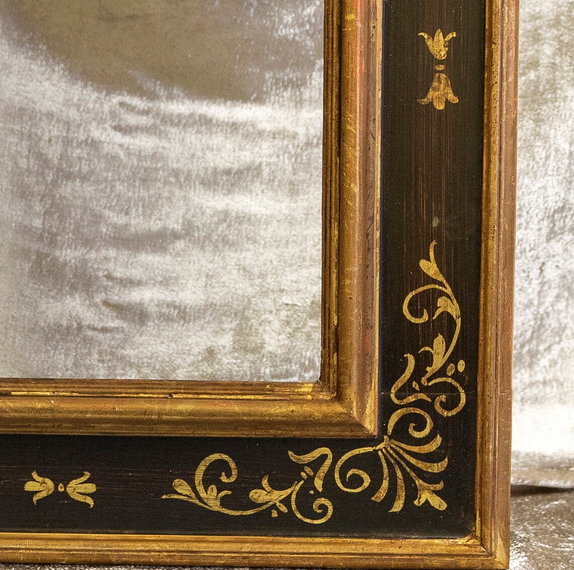 Elegant Golden Silver Frame Shaped Painting Wavy Frame Pinstripe ...