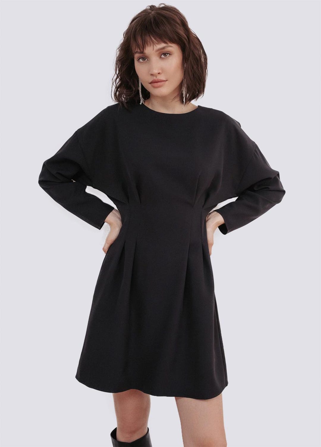 Elegant Oversized Mini Dress: Black & White Pleated Design for Casual ...