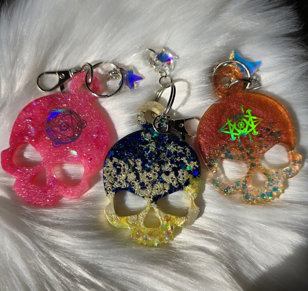 Glitter Skull Keychain With Aura Pendant, Keychains, Skull, Boho ...