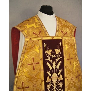 Roman Style Fiddleback Chasuble With a Maniple, Burse and Chalice Veil ...
