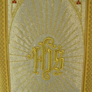 Roman Style Fiddleback Chasuble With a Maniple, Burse and Chalice Veil ...