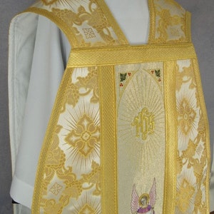 Roman Style Fiddleback Chasuble With a Maniple, Burse and Chalice Veil ...