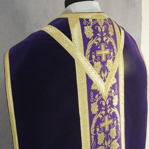 Roman Style Fiddleback Chasuble With a Maniple, Burse and Chalice Veil ...