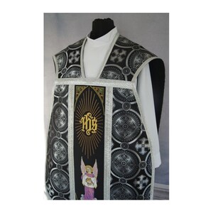 Roman Style Fiddleback Chasuble With a Maniple, Burse and Chalice Veil ...