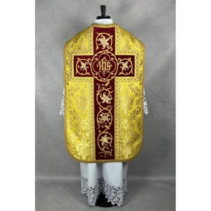 Roman Style Fiddleback Chasuble With a Maniple, Burse and Chalice Veil ...