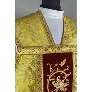 Roman Style Fiddleback Chasuble With a Maniple, Burse and Chalice Veil ...