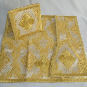 Roman Style Fiddleback Chasuble With a Maniple, Burse and Chalice Veil ...